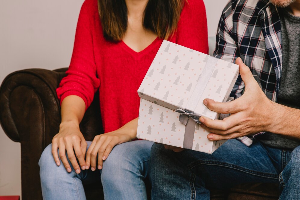 Perfekte spiselige gaver til par | Chokolade, vin og slik til deling – Interpresent